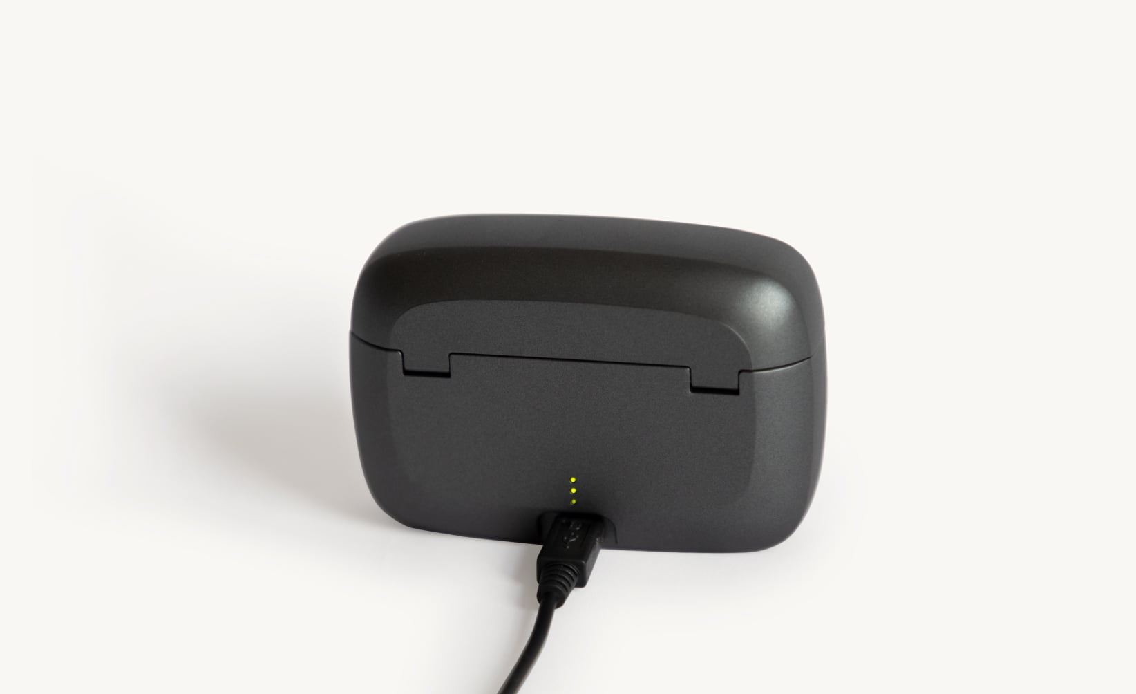 Master the charging case - Jabra Enhance